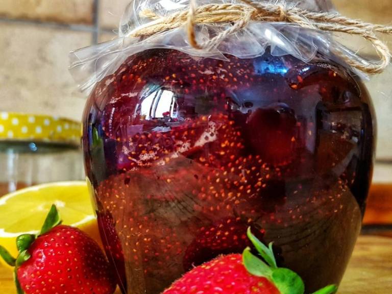 Boozy cherry jam | Recipe | Kitchen Stories