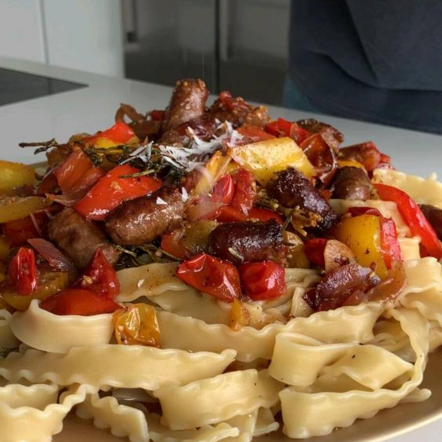 Pasta mit Merguez und würziger Tomaten- Paprikasauce | Rezept | Kitchen ...