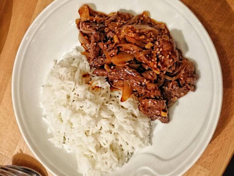 Gebratenes Rindfleisch mit Zwiebeln | Rezept | Kitchen Stories