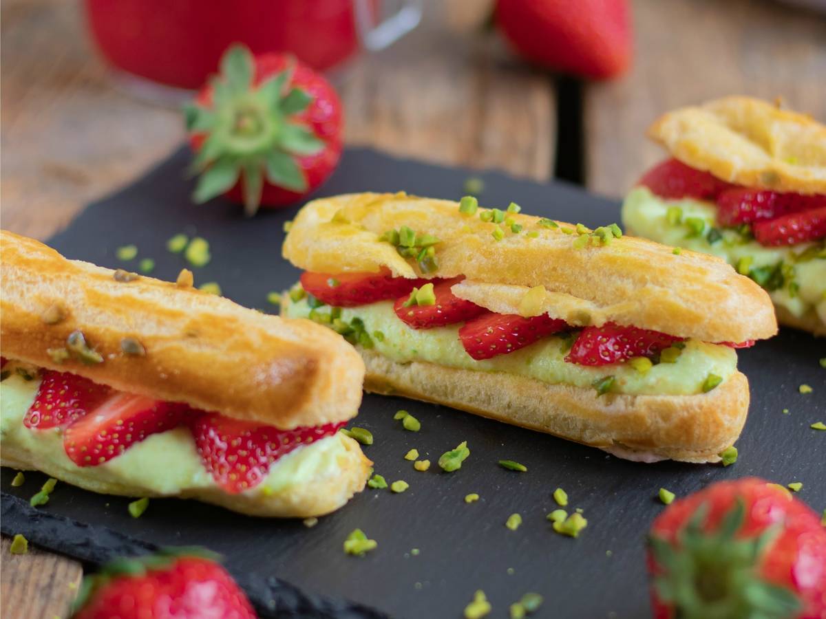 Strawberry and pistachio éclairs | Recipe | Kitchen Stories