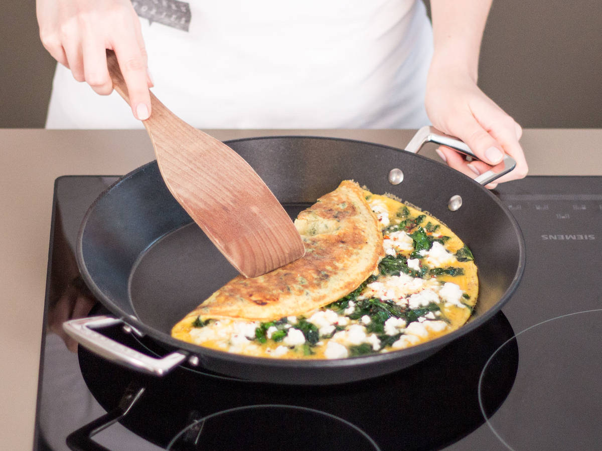 Omelette with spinach and feta | Recipe | Kitchen Stories