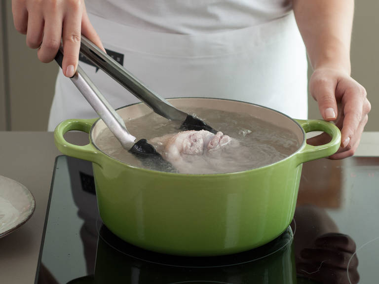 Braised ham hock | Recipe with Video | Kitchen Stories