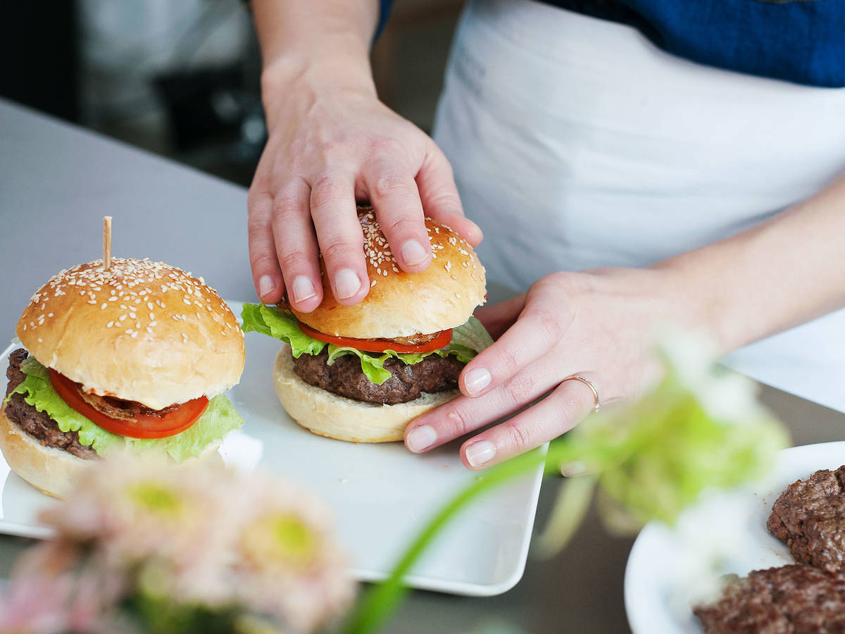 Klassischer Hamburger | Rezept mit Video | Kitchen Stories