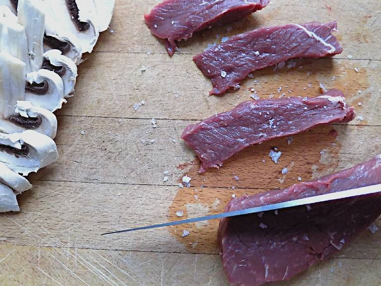 Rindersteak-Streifen auf Salat | Rezept | Kitchen Stories