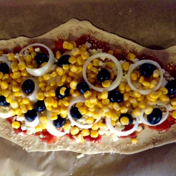Pizza mit Mais, Oliven und Feta | Rezept | Kitchen Stories